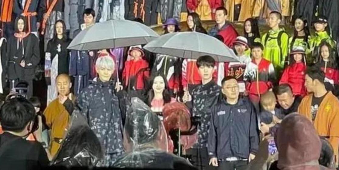 After being named by CCTV, she didn't repent and took 6 assistants and ...