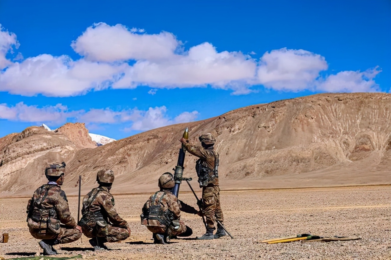 Type 87 82mm mortar, equipped with battery or machine gun battery of ...