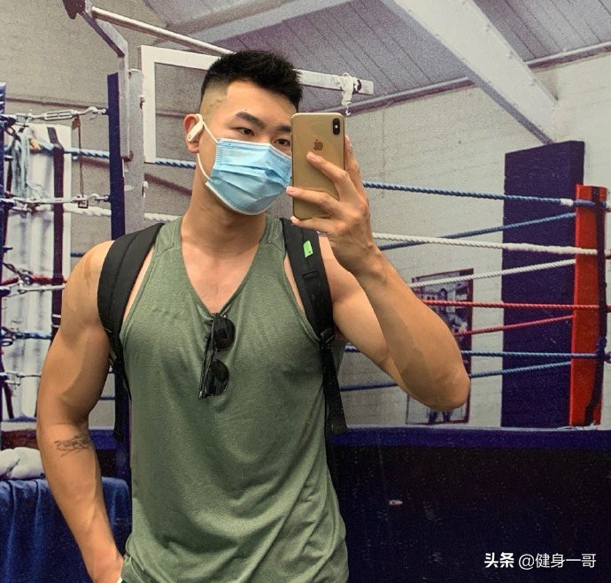 A 22-year-old boy from Shanghai, with a height of 193cm and long legs ...