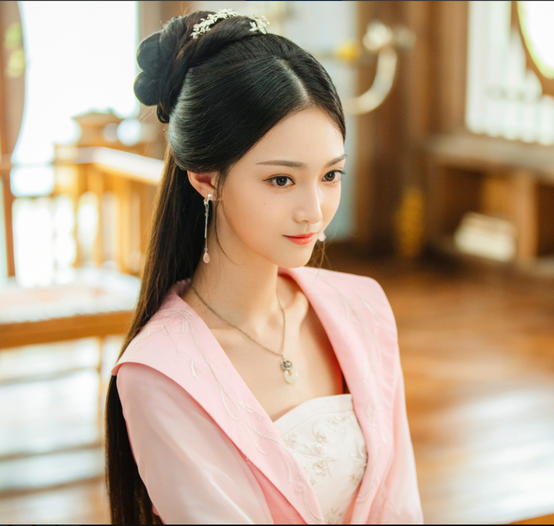 Roommate of Guan Xiaotong University, she cooperated with Zhao Lusi in ...