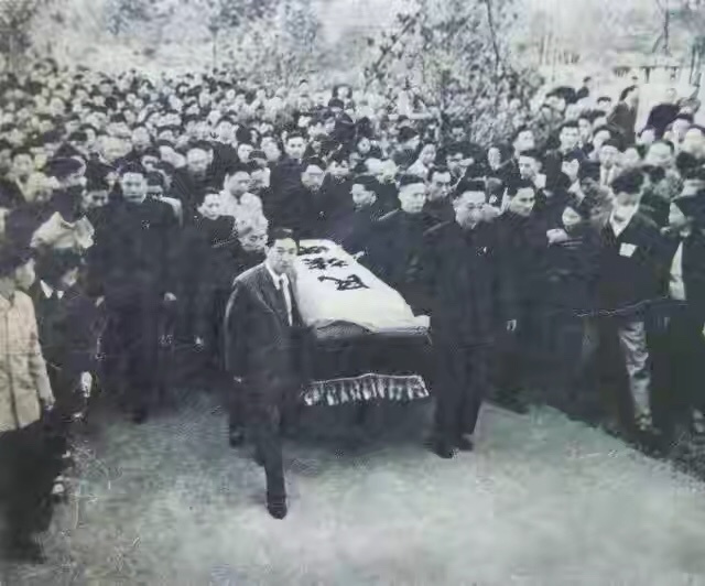 Su Xuelin, the "weird girl" in the literary world, was in awe during ...