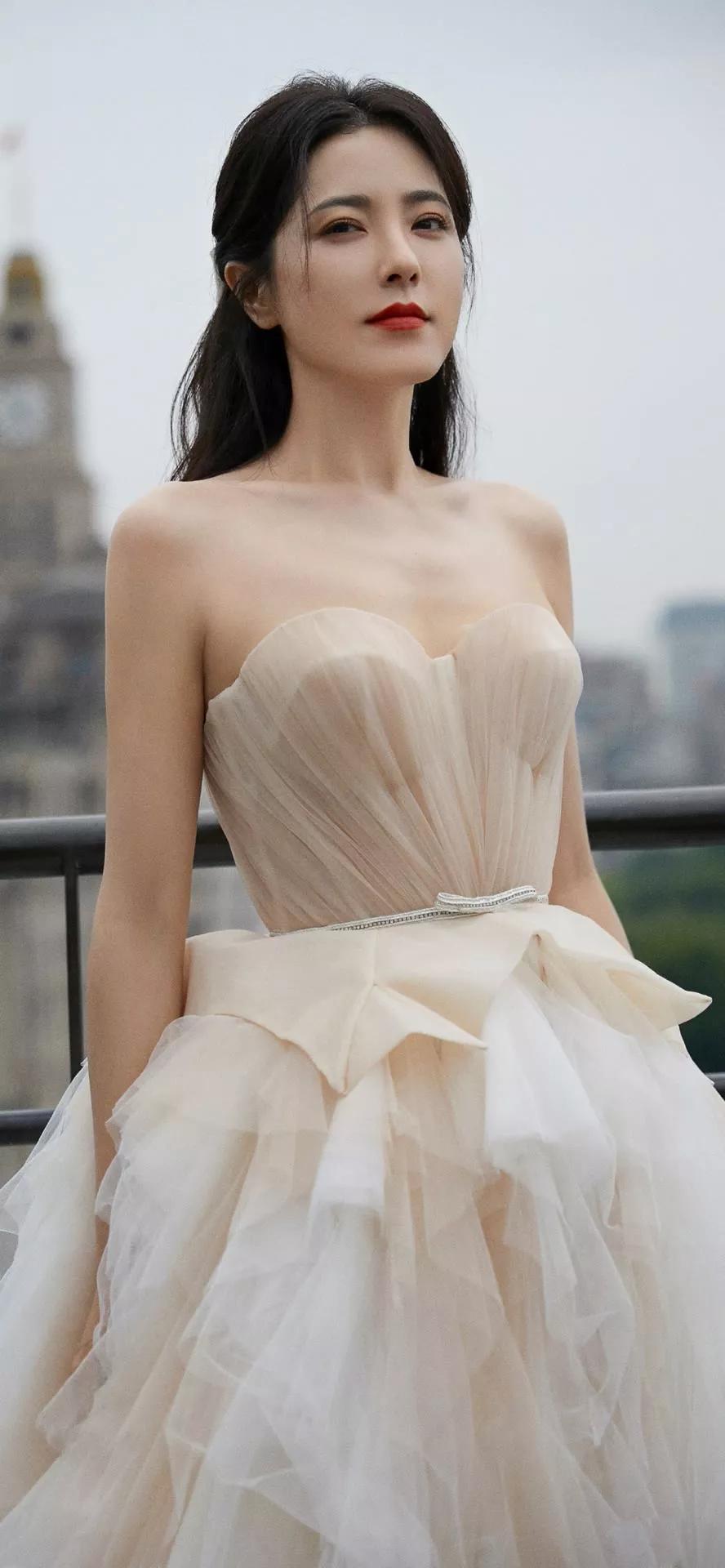 "Zeng Li, height 170 cm, weight 55 kg, was born on September 17, 1976 ...