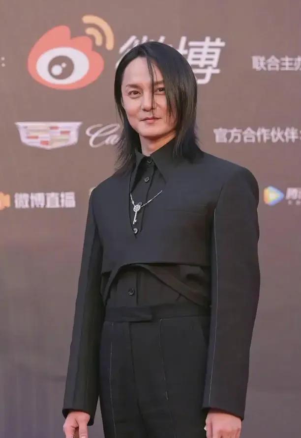 Yin Zheng was overweight and looked haggard and looked distressed ...