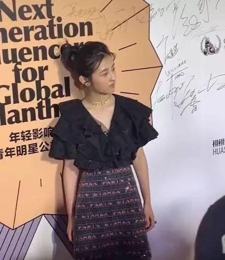 Zhang Zifeng's makeup is on fire. He only draws his eyebrows and mouth while walking on the red ...