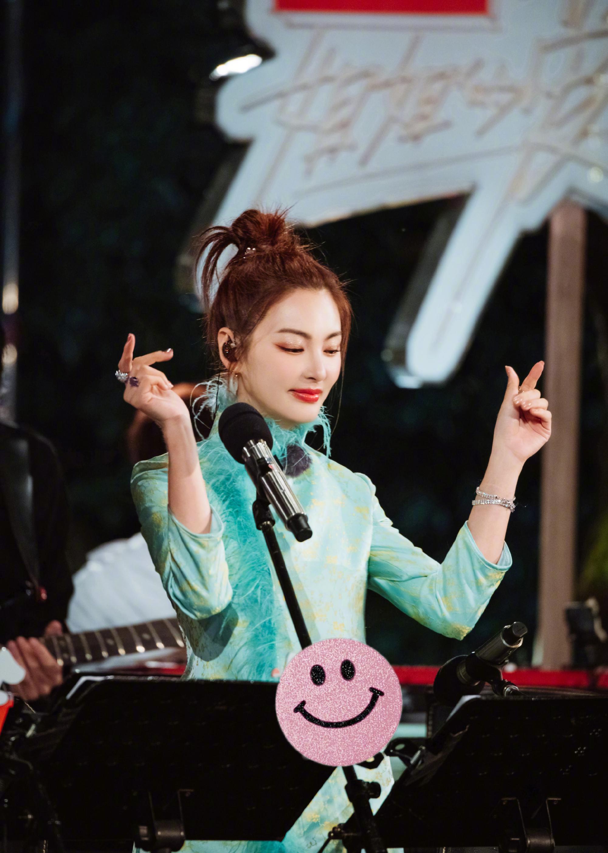 Zhang Yuqi is so beautiful! The ball head with blue-green feather ...