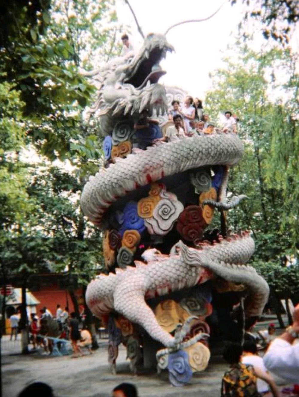 Looking at the old photos of Chengdu, Sichuan in 1984, look at these ...