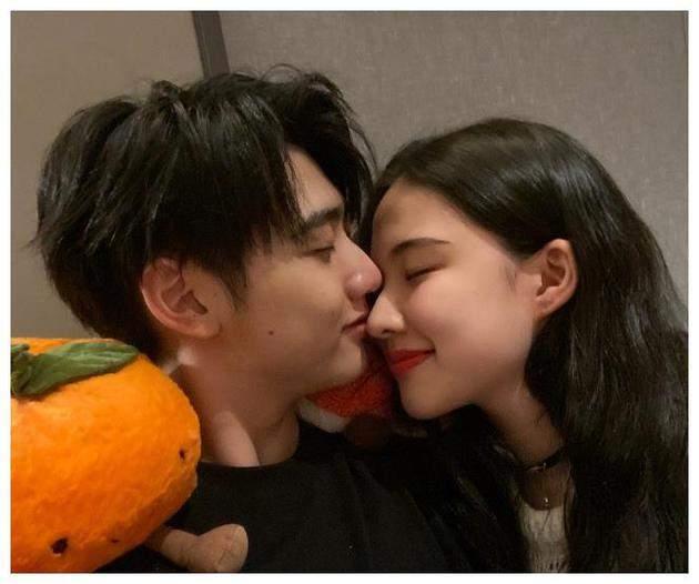 INTO1 exchanged gestures when taking photos with Hard Candy Girl 303, who can understand R1SE ...