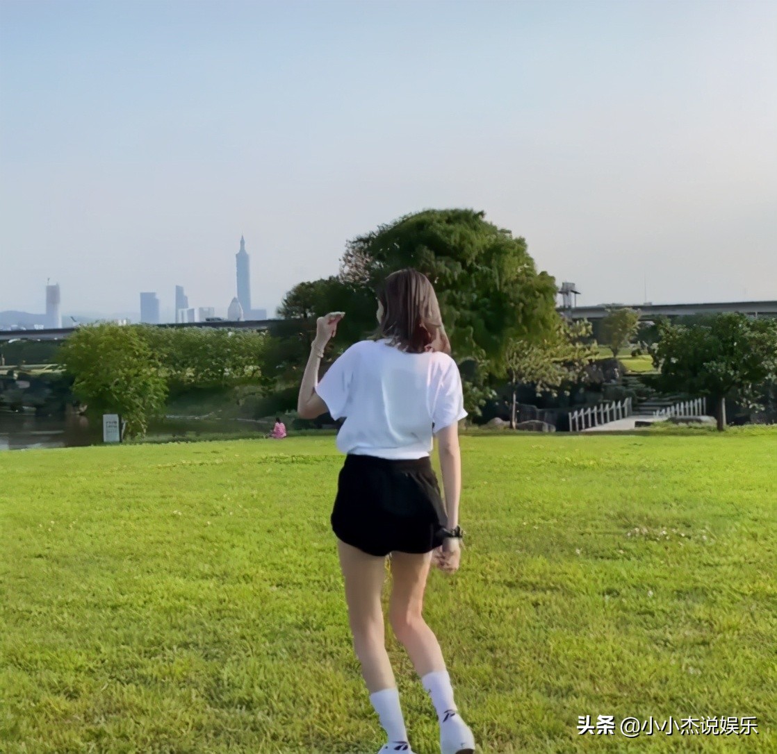 Chen Ruoyi dances on the lawn, the skin is white and the long legs ...