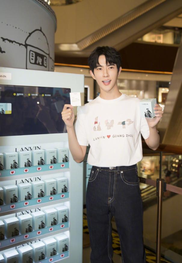 Don't dare to recognize that this is a man's waist?Seeing Yu Miu put on ...