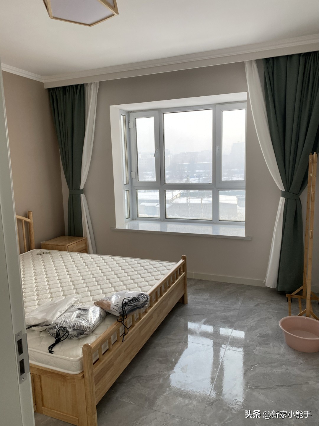 Her new house with 107 square meters, no ceiling, no TV wall, simple ...