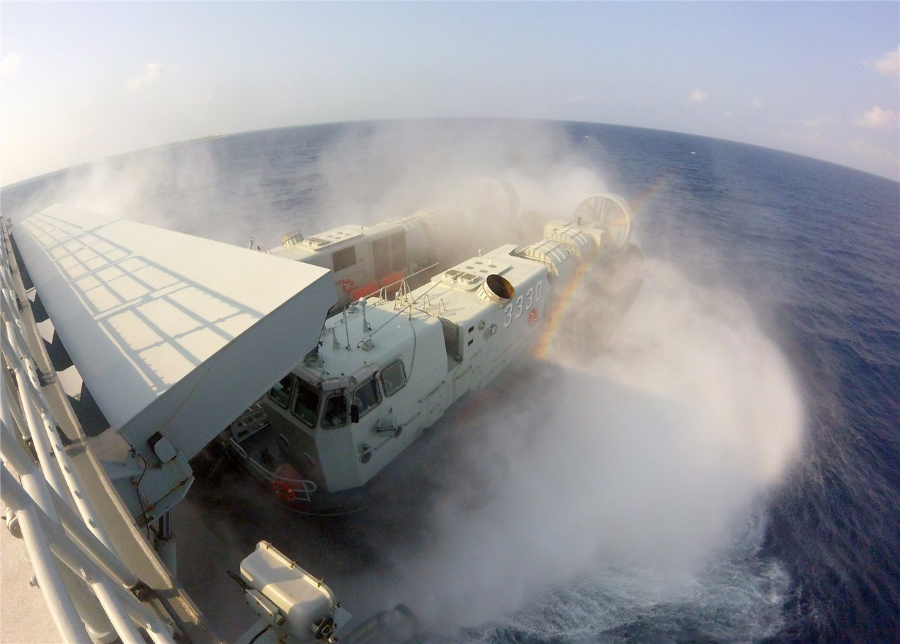 The Jetman stepped on the waves, 99 heavy tanks across the strait ...