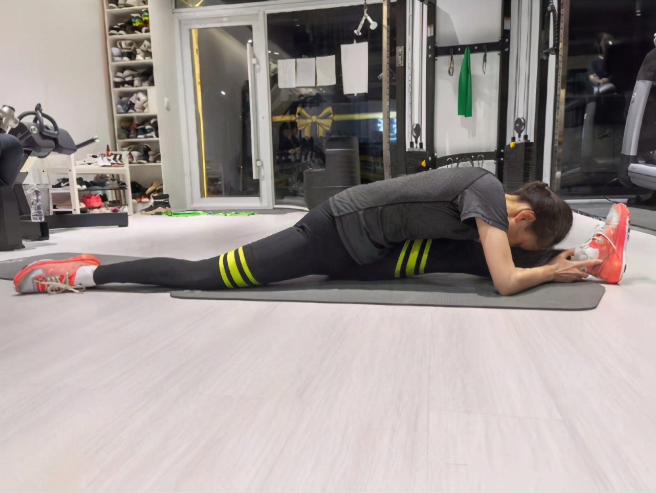 Huang Shengyi sunshine fitness show, a word horse, 38 years old body ...