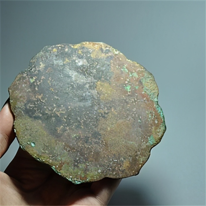 The mysterious bronze mirror, but the museum never faces the audience ...