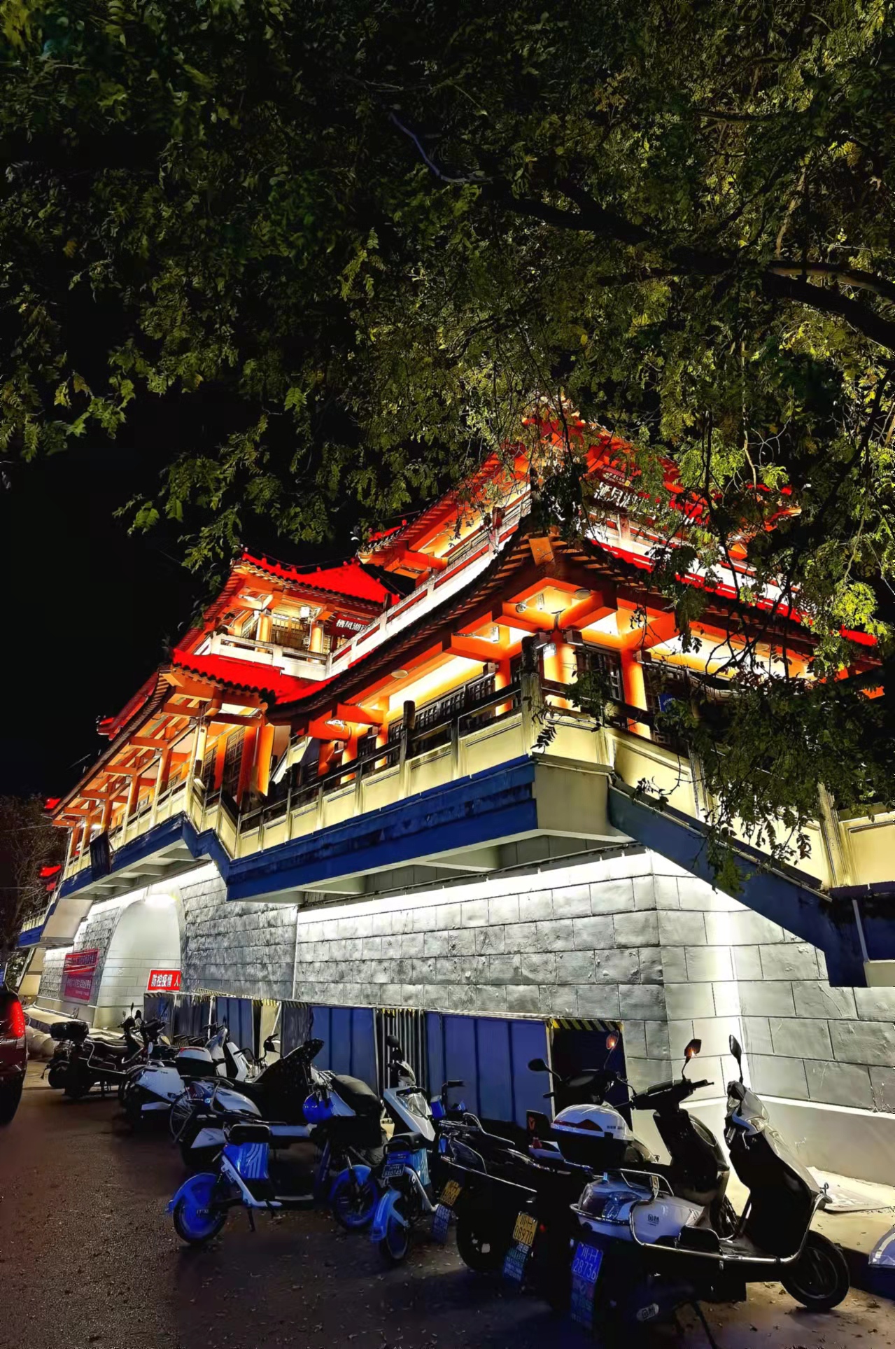 The night view of Qifeng Lake in Guangyuan, Sichuan. Let's take a look ...