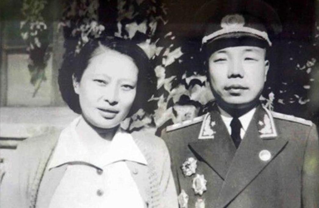 In 1961, Xiao Hua and his wife returned to their hometown to worship their mother. Xiao Hua ...