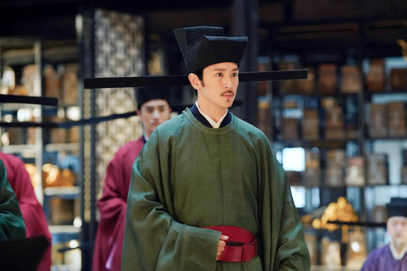 How many surnames are included in a hundred family surnames, and what ...