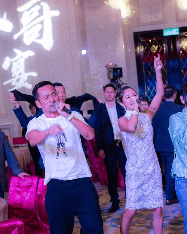 The 46-year-old Xi Mihua showed off his abdominal muscles as a father ...