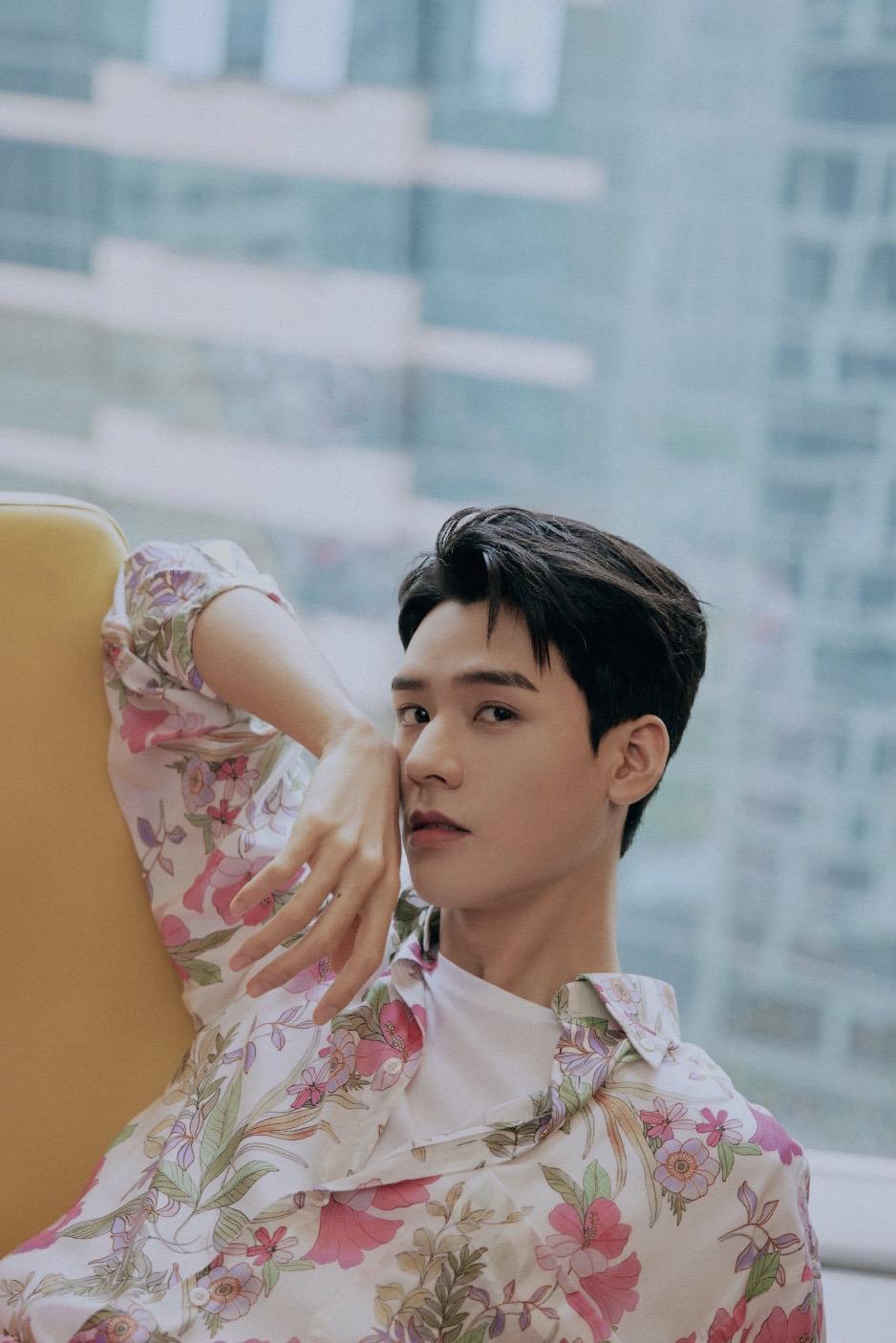 Gong Jun changed his style for business, with pink printed shirts and ...