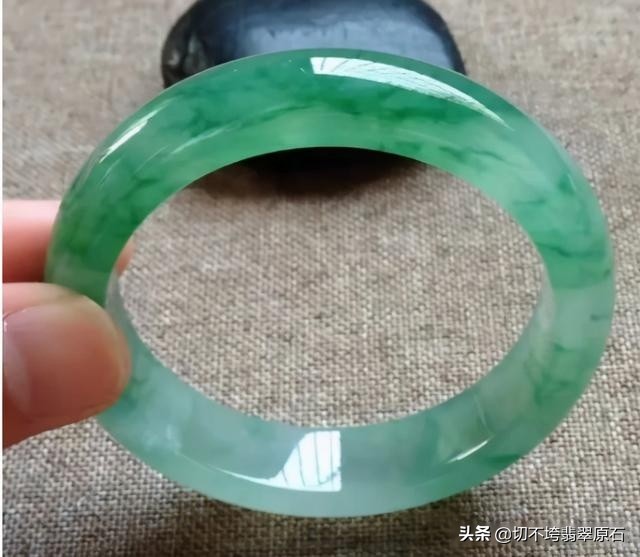 Jade has this kind of "golden thread" and is more valuable! See if you ...