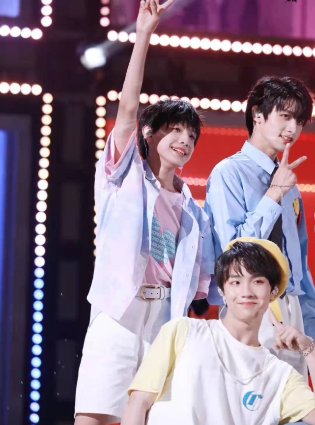 Three generations of TF sing the youth training manual, Li Fei is also ...