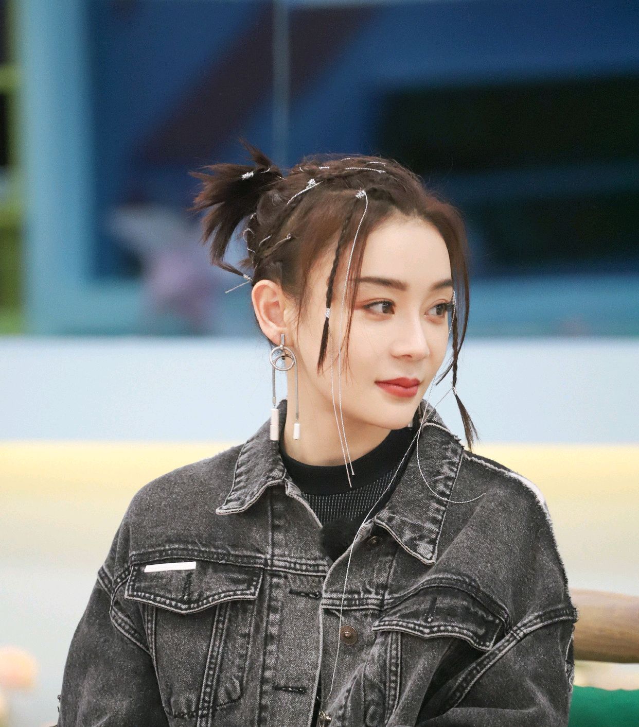 Yuan Hao's clothing wearing a good fashion, put on the stitching of cowboy, with sports pants ...