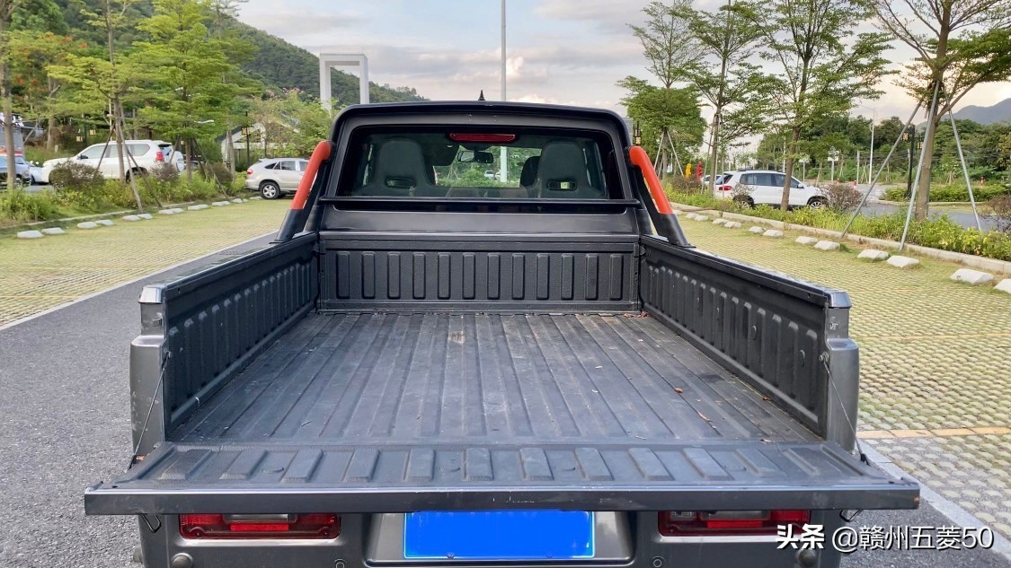 The full-flat cargo compartment is very convenient, and it has strong ...