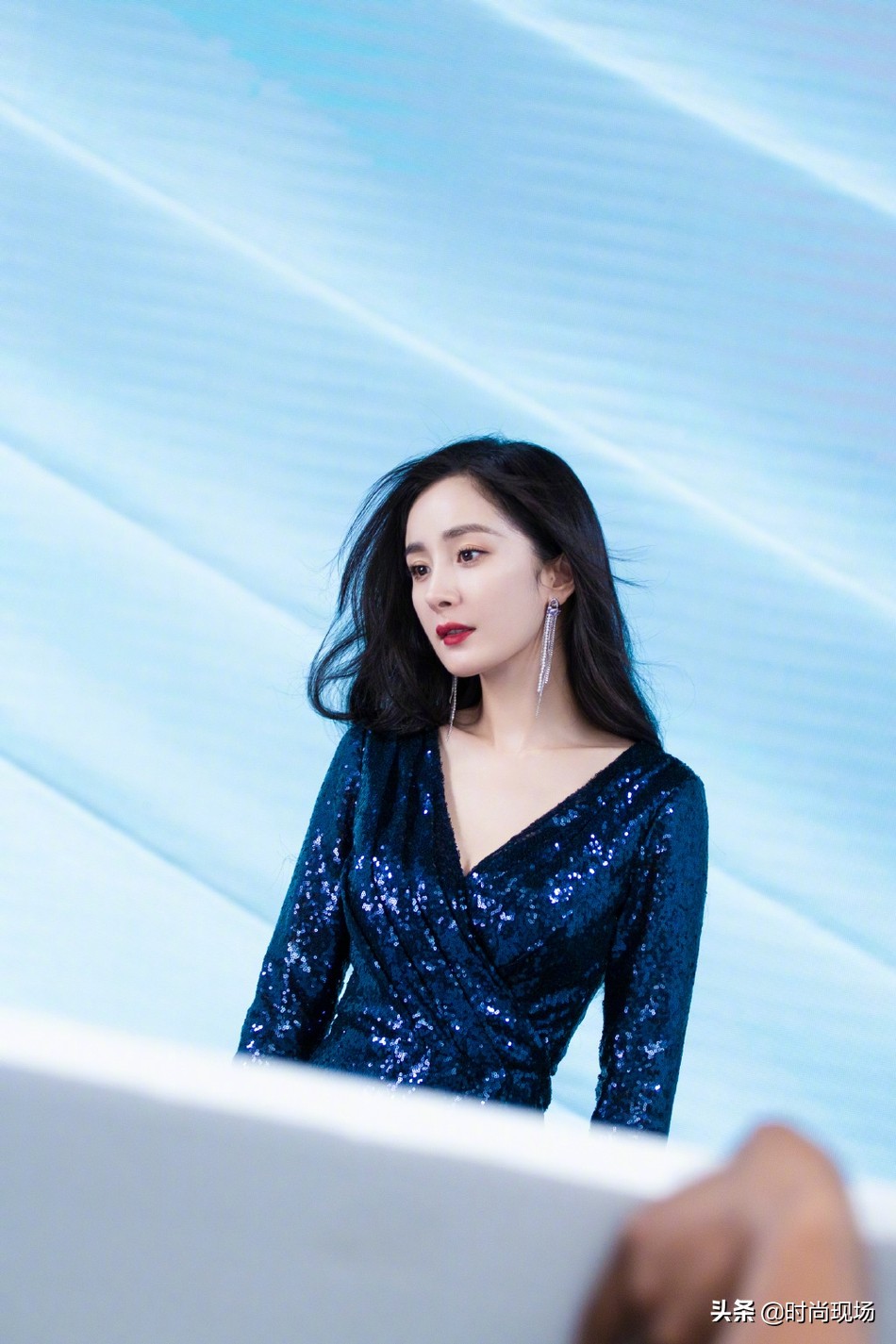 Yang Mi wears a deep V sequined dress noble and elegant like a bright ...