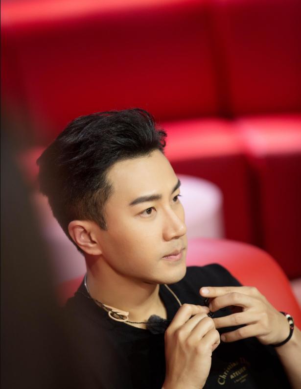 Hawick Lau rarely took photos, and only the word "Review" made fans ...
