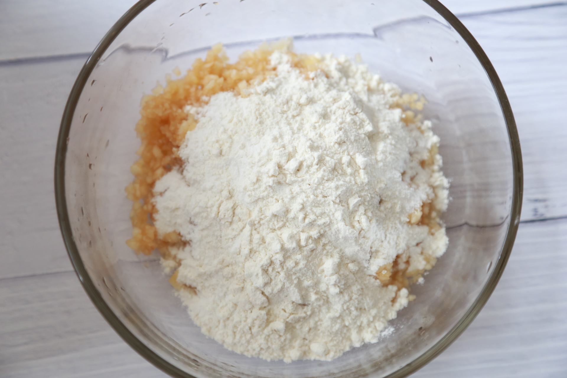 Don't always eat apples directly. Add glutinous rice to make apple ...