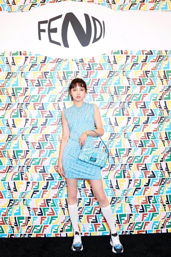 Song Yuqi's summer portrait released, the pink satin suit is fresh and ...