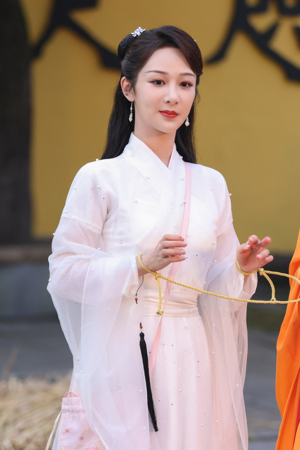 Yang Zi's studio sang Yang Zibai's beautiful photo of the white snake ...