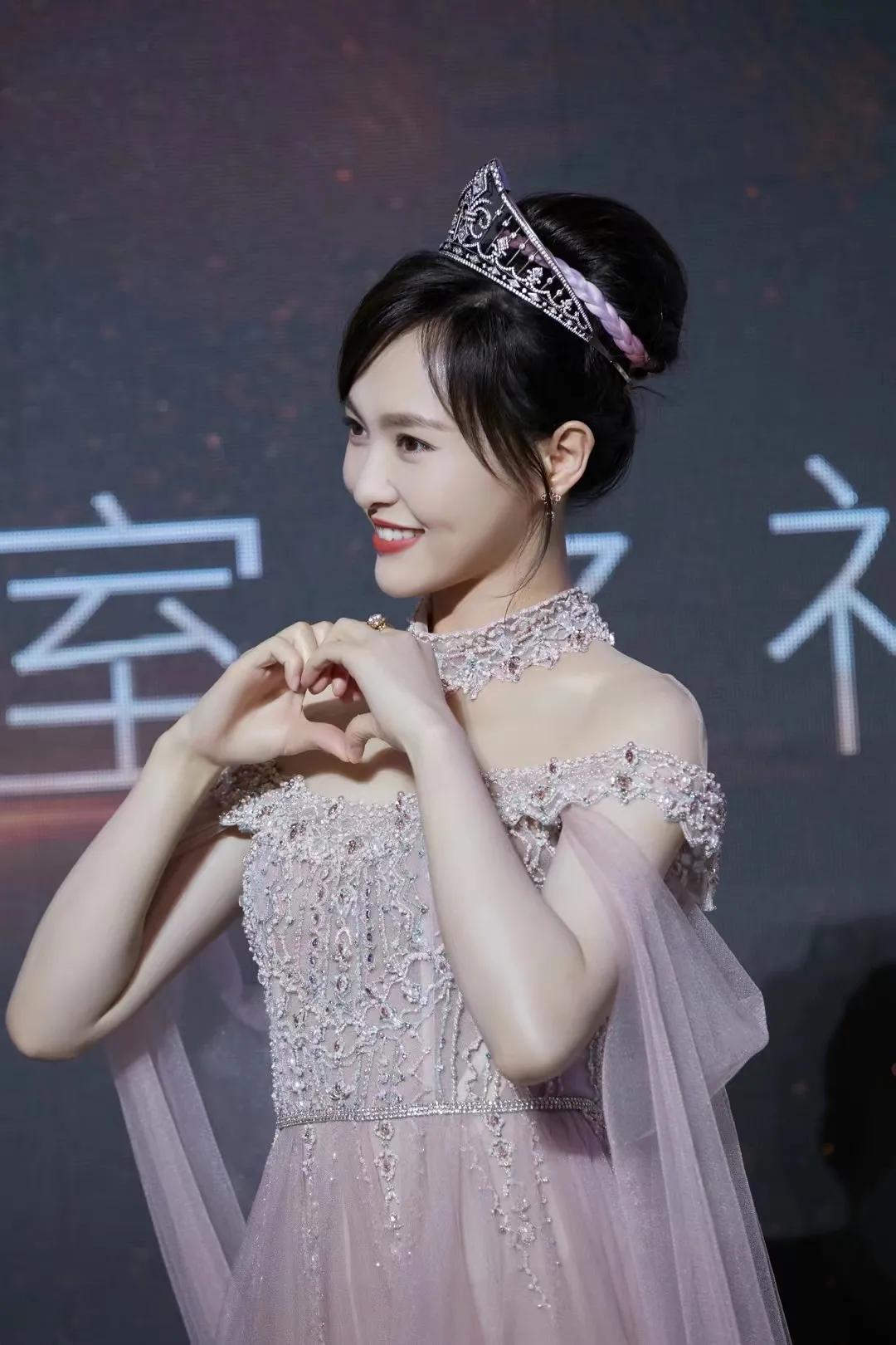 The celebrity Tang Yan has come to Shenzhen, and she wears a strapless ...