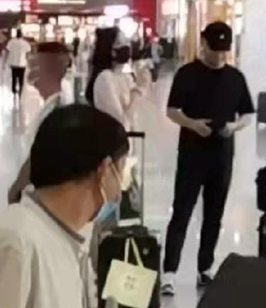 49-year-old Meng Fei rarely shows up with his family. His wife has a ...