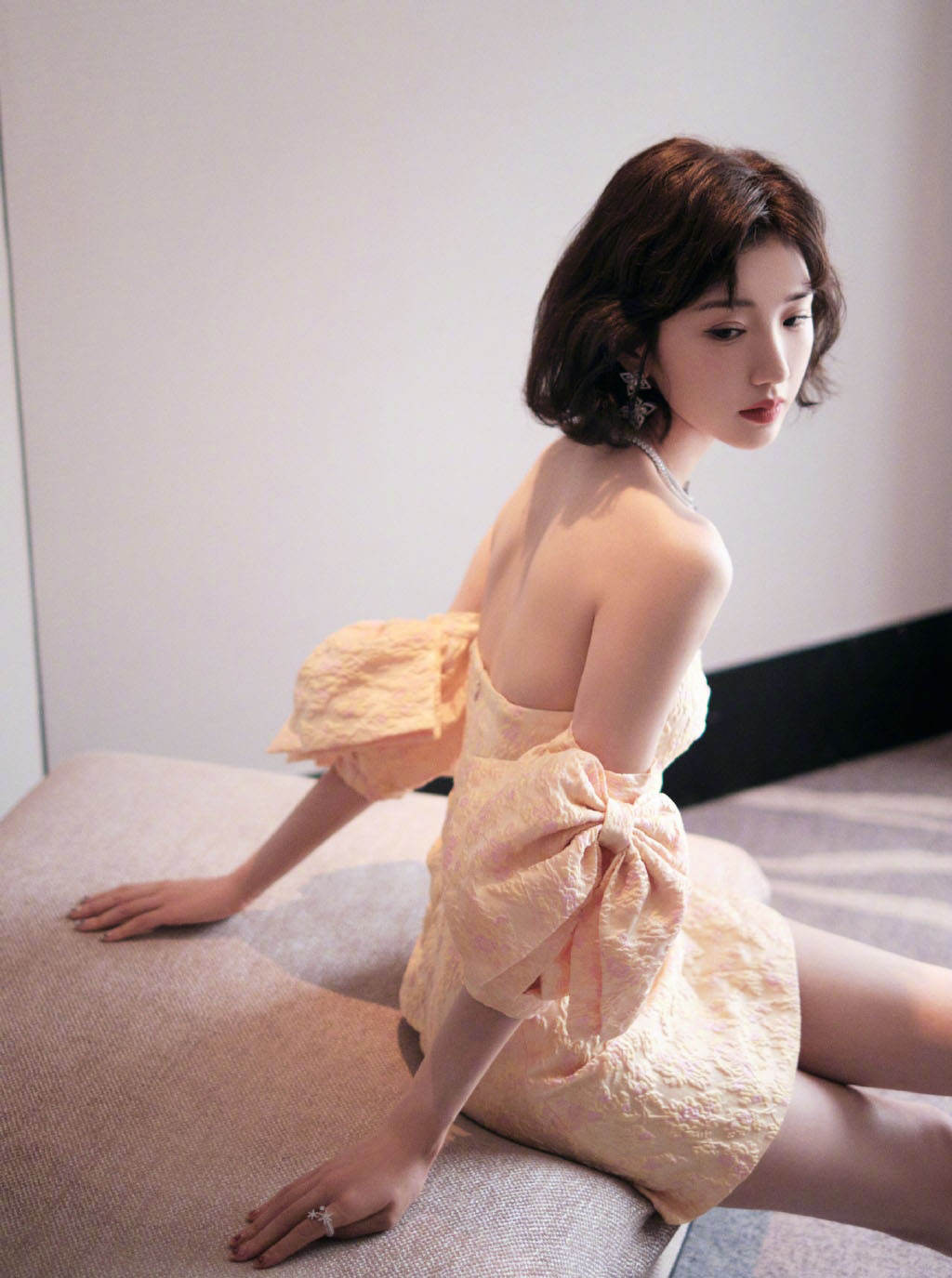 Mao Xiaotong off-shoulder short skirt is charming business, white and beautiful with long legs ...