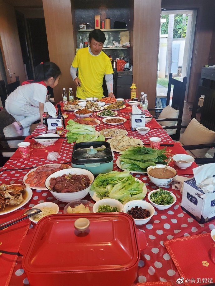 Wang Nan is too happy, and her husband Guo Bin personally cooks a table ...