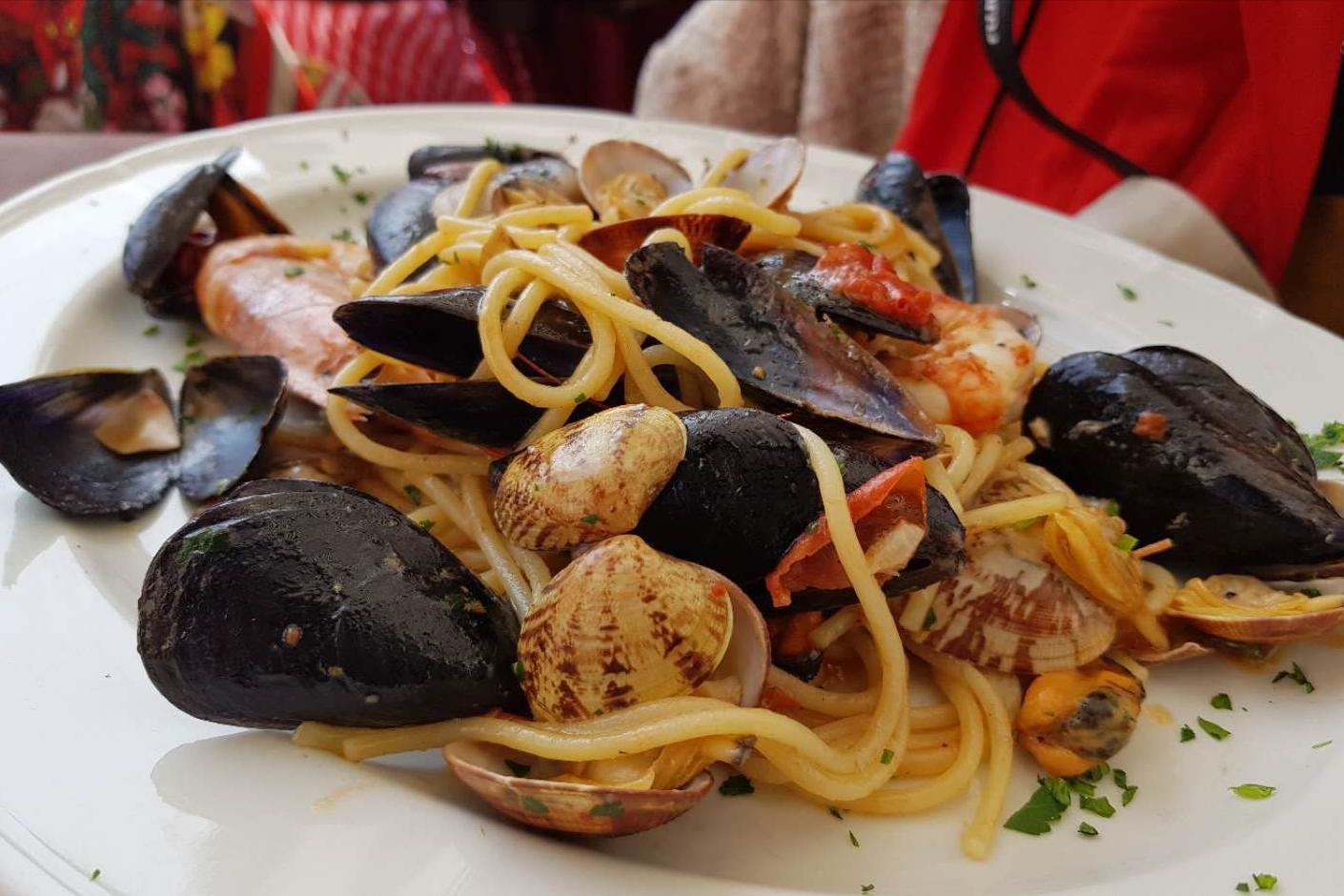 Cuttlefish sauce noodles and seafood spaghetti in Venice, Italy!Let me ...