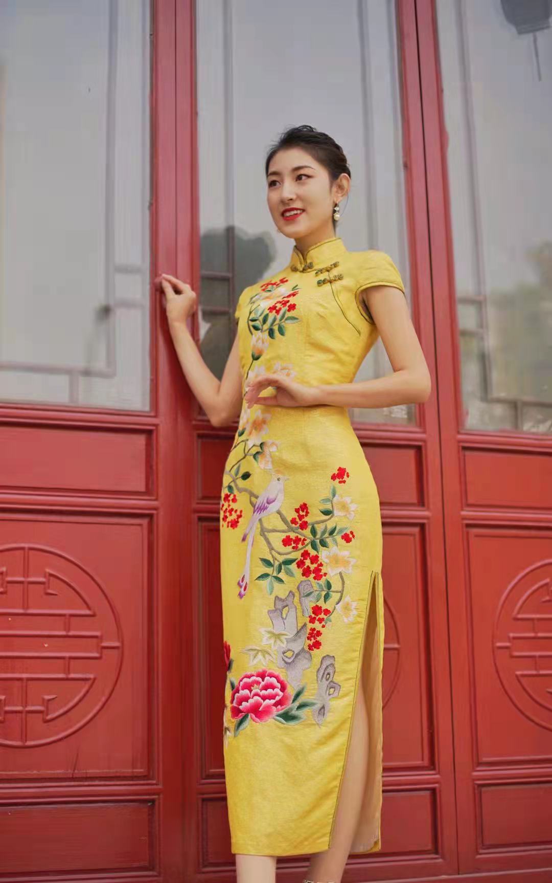 A yellow cheongsam that is classical and graceful and yet aura ...