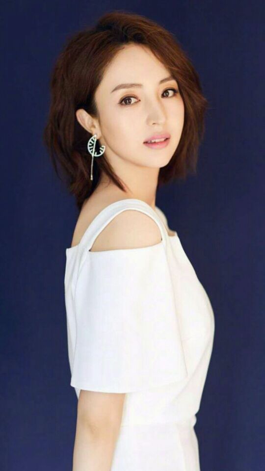 Beautiful actress Dong Xuan is beautiful and generous, with short hair ...