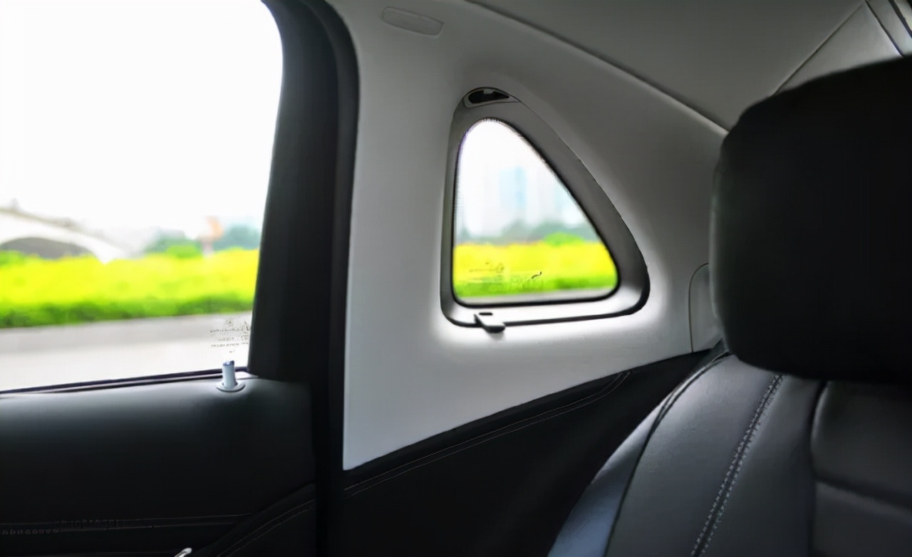 Is the triangular window on the car decoration?Veteran driver: Those ...