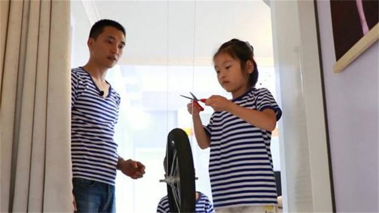Physics teacher incarnates as "super dad" on holiday, science version ...