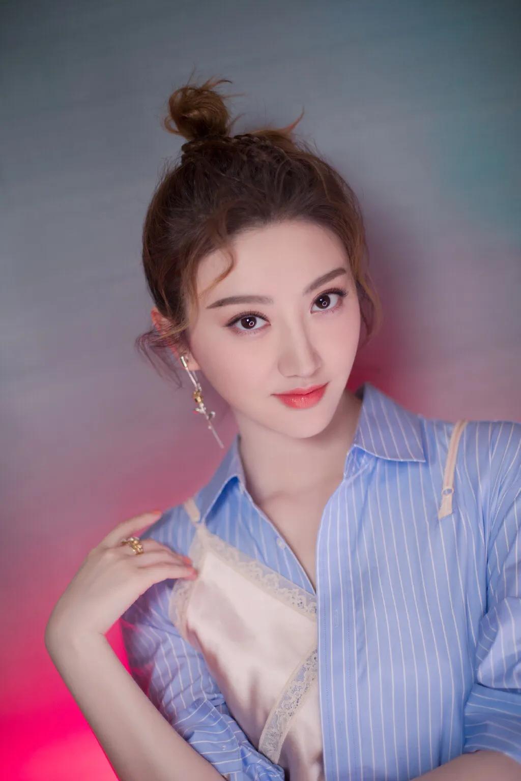 The most beautiful girl-Jing Tian is very sweet - iNEWS