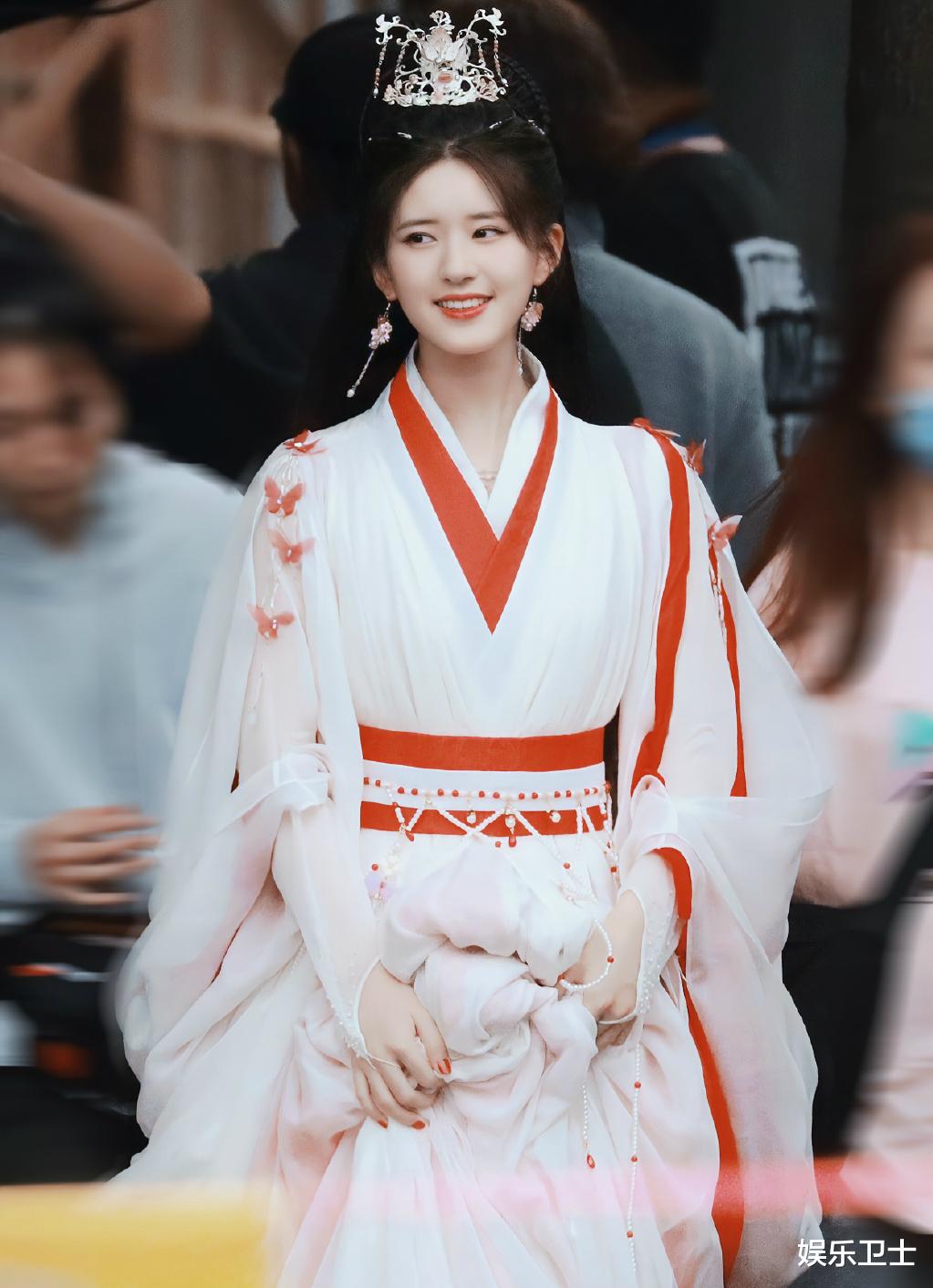 Zhao Lusi's new drama singer looks brilliant, modern makeup looks like ...