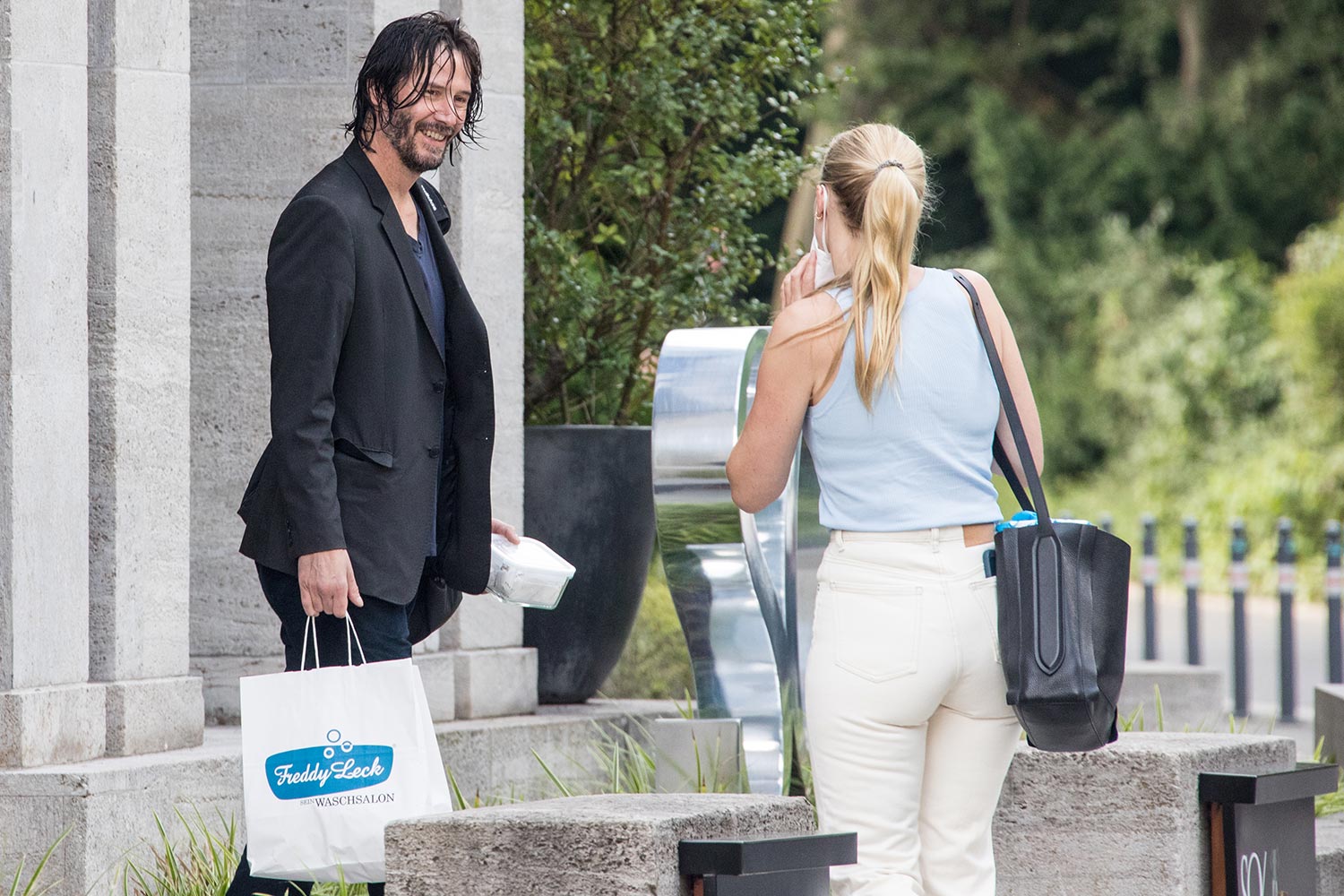 A man who has the same disease!Keanu Reeves and Chris Evans - iNEWS