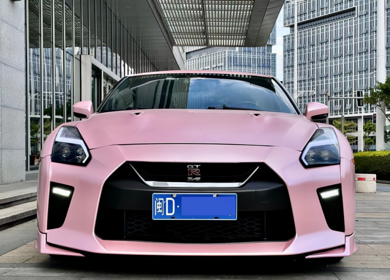 The guy spent 180,000 to modify the Nissan GTR with pink film, thinking ...