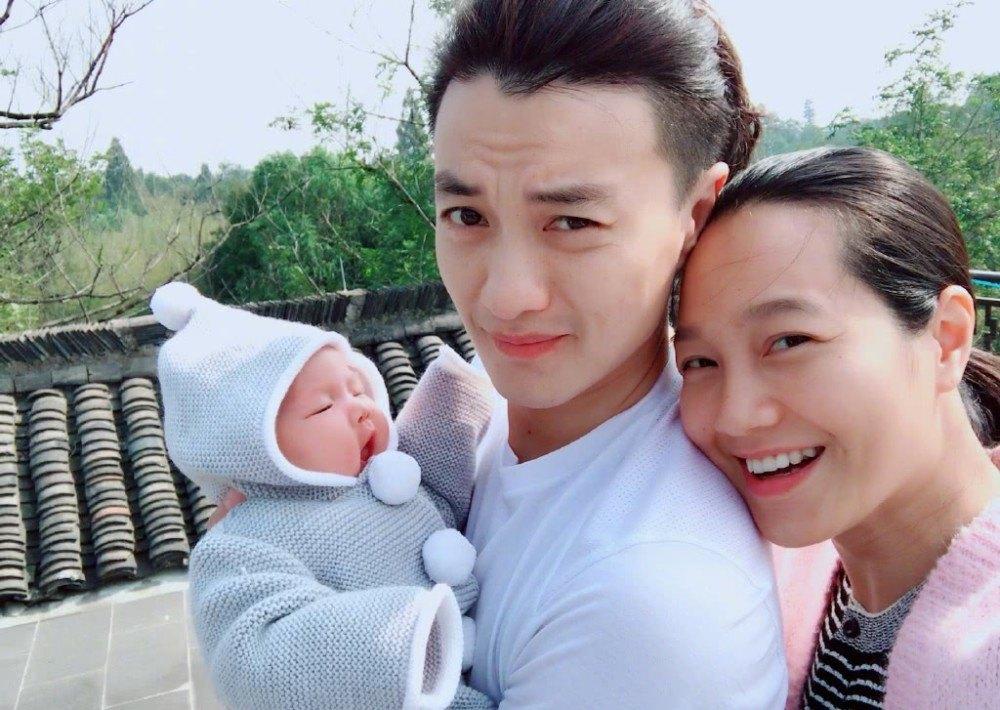 Zhou Yiwei holds hands with Zhu Dan: unmarried men and remarried women are also happy - iNEWS