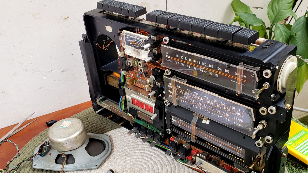 Grundig Satellite 3000 Full Band Advanced Radio - iNEWS