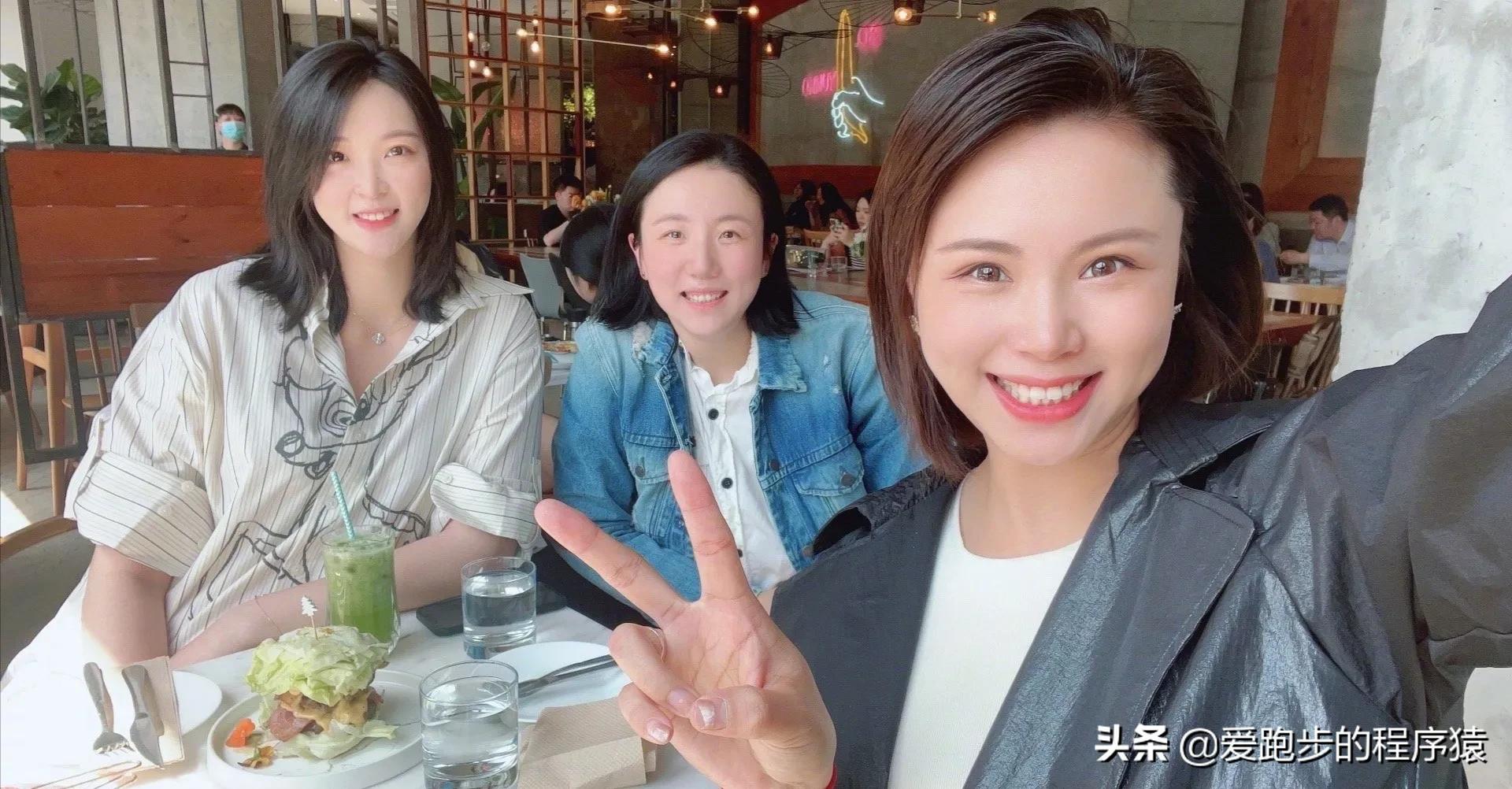 Want to get married?Hui Ruoqi took a photo with Zeng Chunlei, the two ...