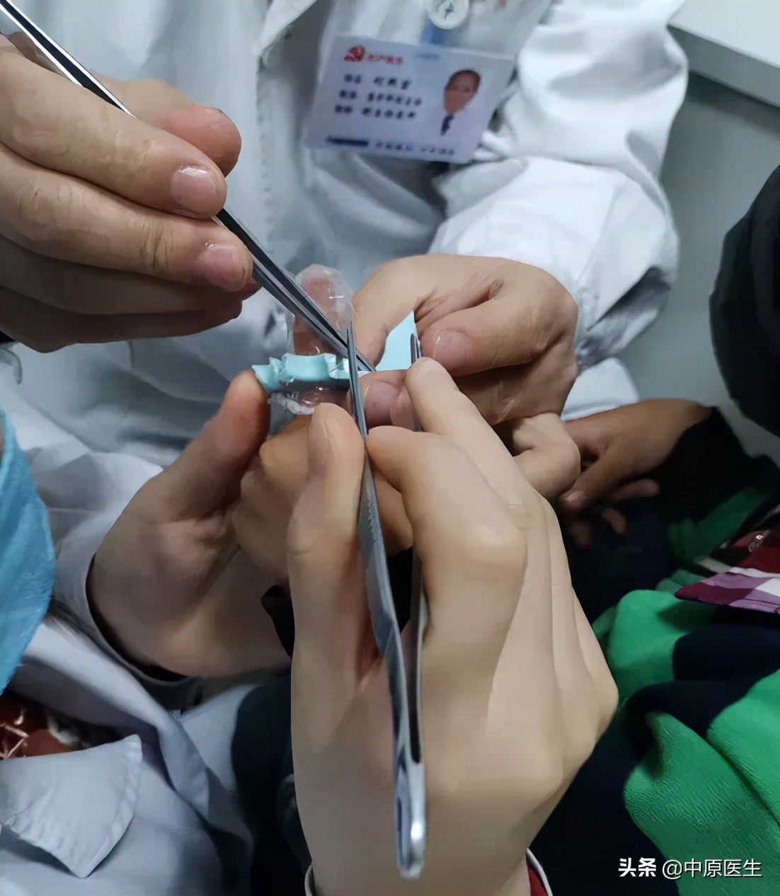 The child stuck his finger into the stool hole and got stuck in ...