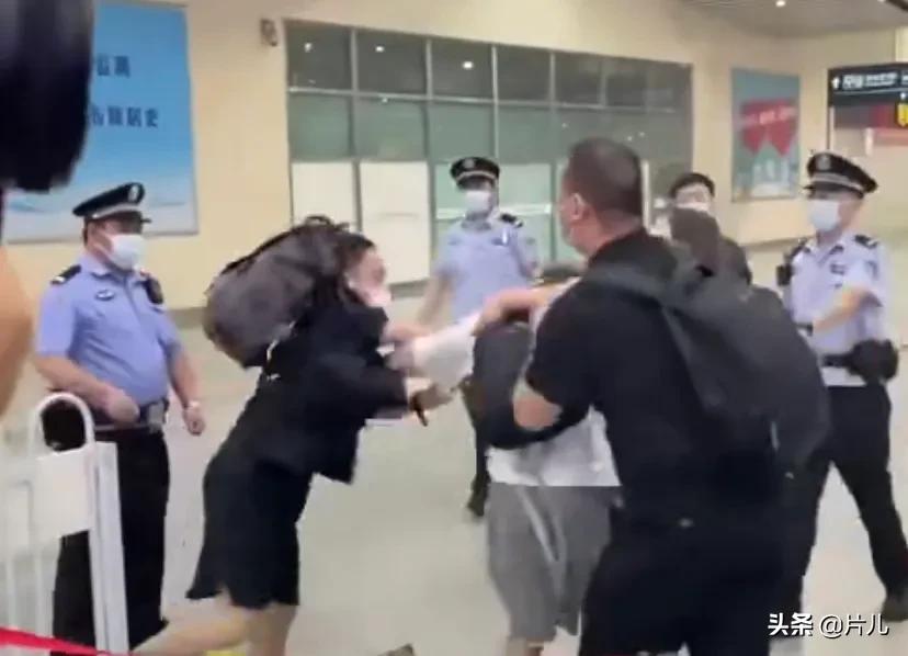 The star assistant violently beat up passers-by because the other party ...