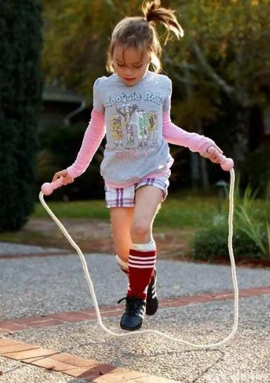 "Rope skipping" helps your baby develop - iNEWS